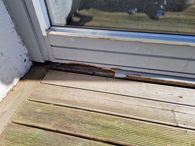 Trenger en snekker/tømrer til å skifte en del av en bunnsvill og list ...