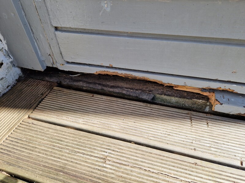 Trenger en snekker/tømrer til å skifte en del av en bunnsvill og list ...